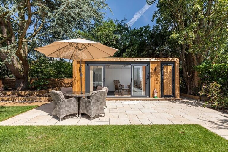 8 Summer Garden House Ideas for Year-Round Enjoyment | Archi-living.com ...